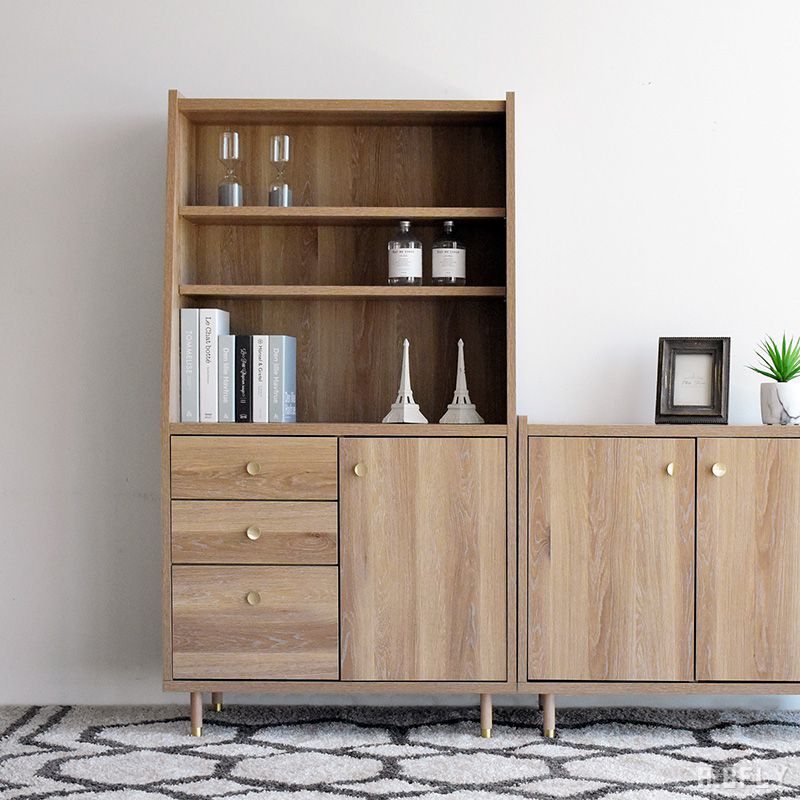 素材 天板：強化紙化粧繊維板 つまみ：真鍮 脚部 ：真鍮/ラバーウッド無垢材 本体：プリント紙化粧繊維板 サイズ 全体：幅80・奥行き42・高さ148cm 天板：幅75.5・奥行27.4・厚み2.5cm 固定棚：幅75.5・奥行40.5・厚...