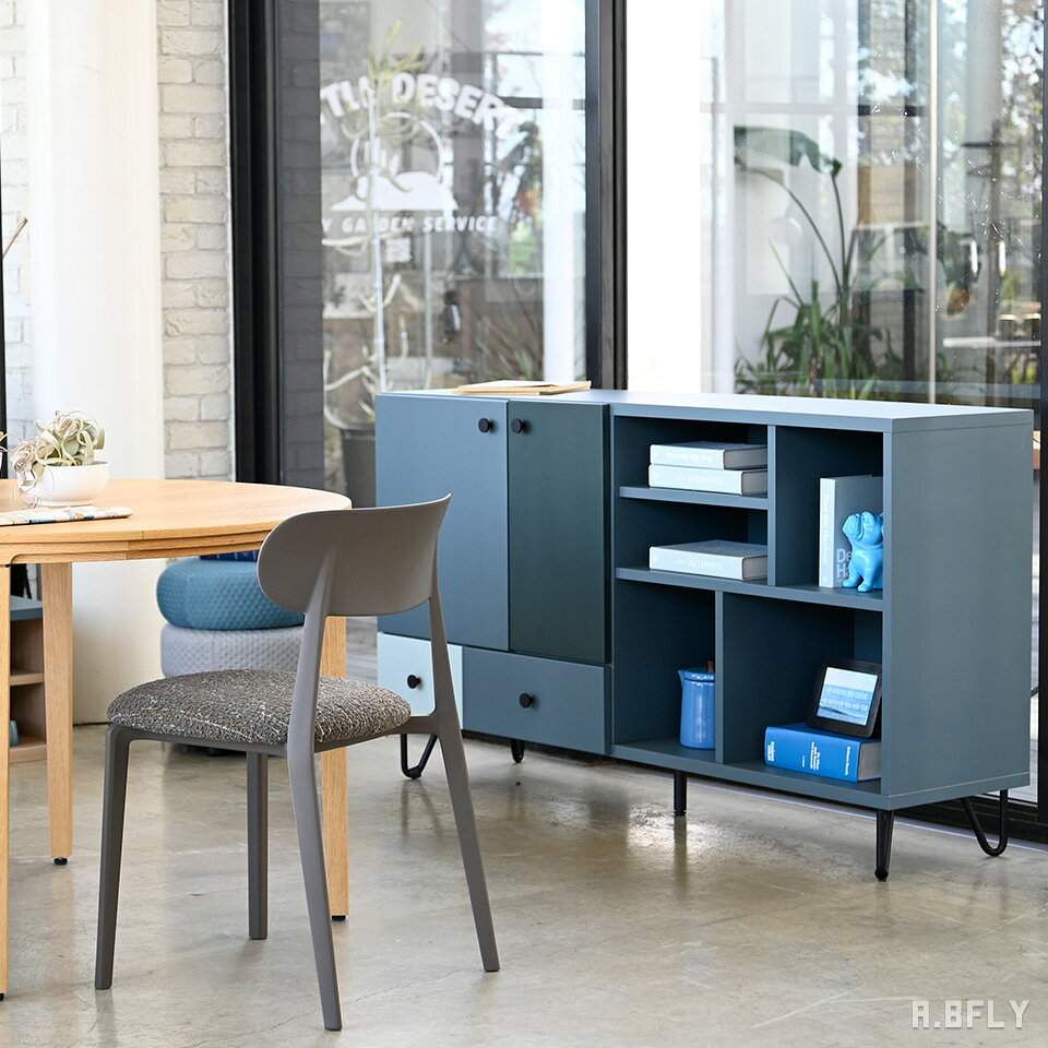 【日本製/完成品】幅150cmのサイドボードキャビネット。 くすみブルー×ツートーンの落ち着いた配色が、お部屋に上品でやさしい雰囲気をもたらします。 扉収納・オープン棚・引き出し2杯を備え、「隠す」と「見せる」を1台で両立。 扉内は可動棚で...