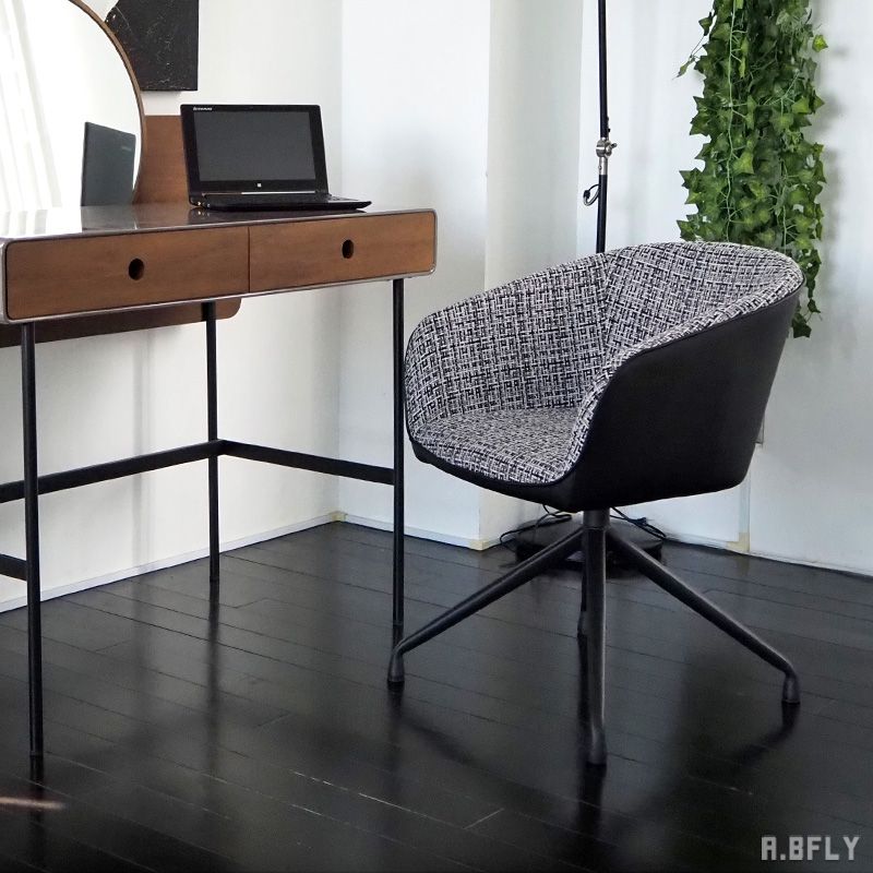 素材 張地/PU・ポリエステル 中身/合板・ウレタン 脚部/スチール・樹脂 サイズ 幅560×奥行き540×高さ710(mm) 座面高：約430(mm) 耐荷重 約80kg カラー ブラック/ブラウン 特徴 座面が回転するダイニングチェア。...