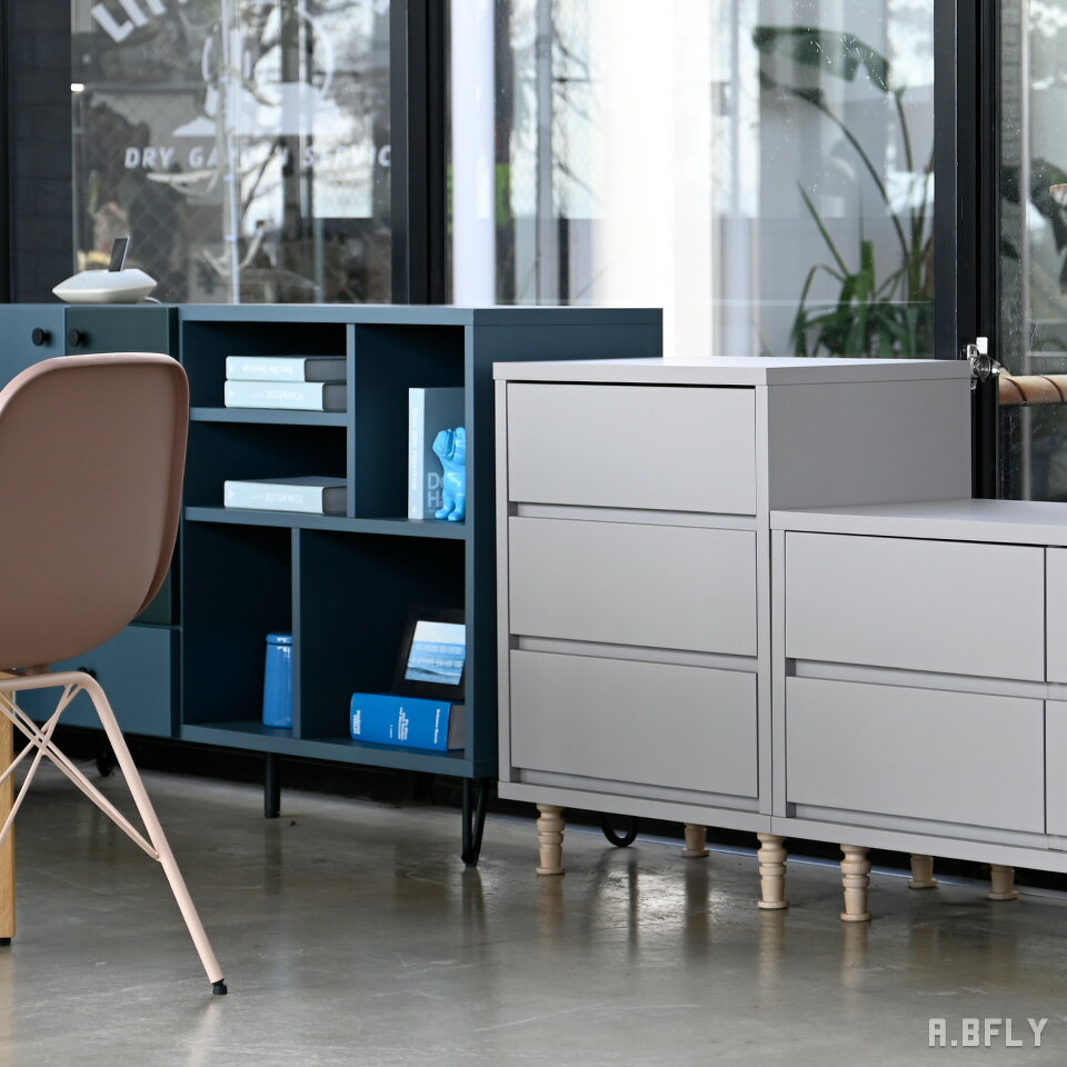 マットな質感が美しい日本製の60cm幅チェストです。天板と前板には傷や汚れに強いオレフィン化粧繊維板を採用し、日常使いでも安心。落ち着いたグレー色が空間に馴染み、北欧・ナチュラル・モダンなど幅広いスタイルと相性よくお使いいただけます。 引き...