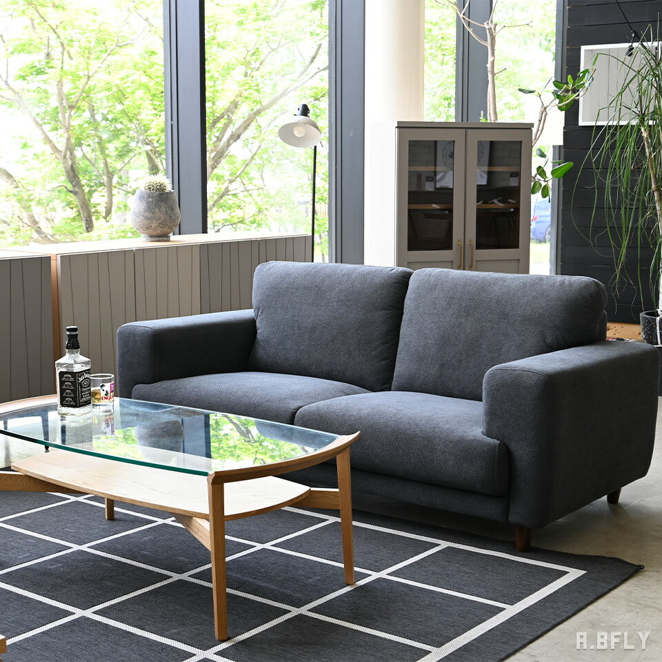 ふっくらとしたボリューム感が特徴的なベーシックデザインのソファ。 丸みのある木脚が温かみあるデザインを加えています。 ソファ本体には一時撥水タイプの生地を使用しております。 飲み物をこぼしたりした際など、撥水効果を発揮し急な水濡れを防ぎます...