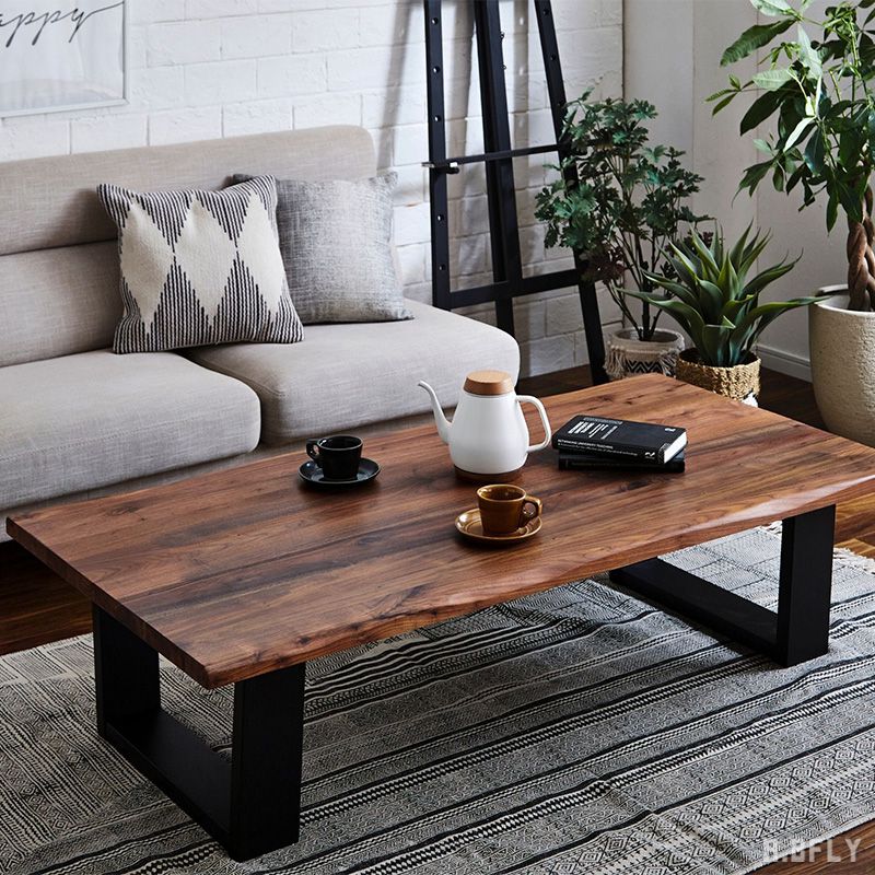 バーチ、オーク、ウォールナットの3素材の無垢材からお選びいただける人気のオイルフィニッシュファニチャーシリーズです。 こちらは32mm無垢材にシンプルモダンな木脚をセットした重量感ある無垢座卓です。 天板は素材を生かしたオイル塗装に脚部は黒...