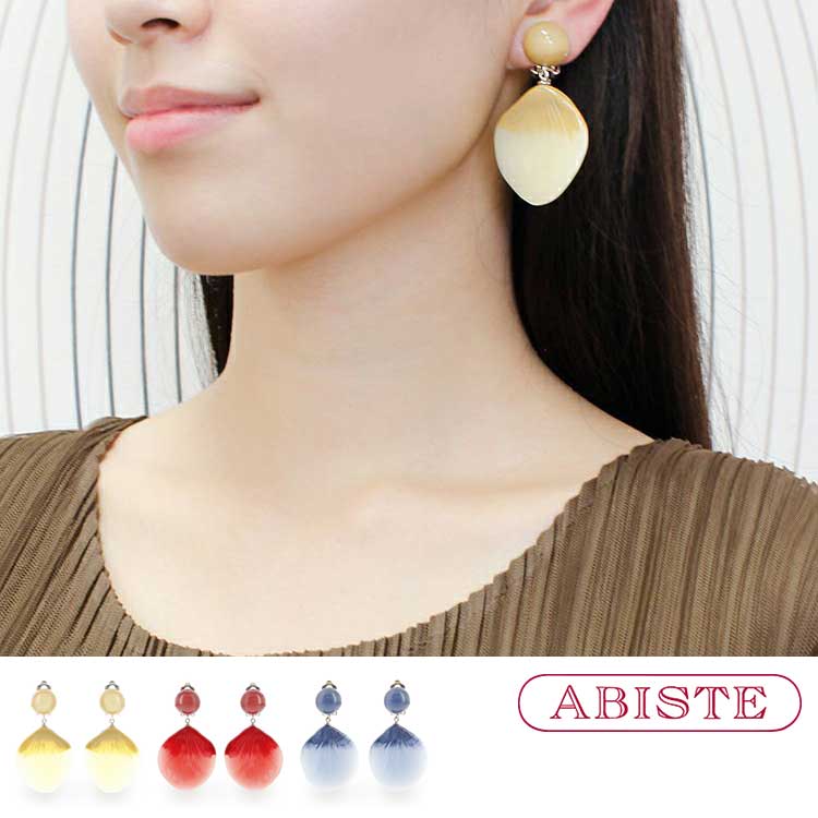 オランダ人女性デザイナーによるブランド「ZSiSKA(シスカ)」 ≪BLOOM≫ ブルームは繊細な花びらがモチーフ。 彫刻をほどこしたかのような薄いパーツは、身に付けると非常に軽く、しかし同時にダイナミックな動きがあります。 見方によっては...