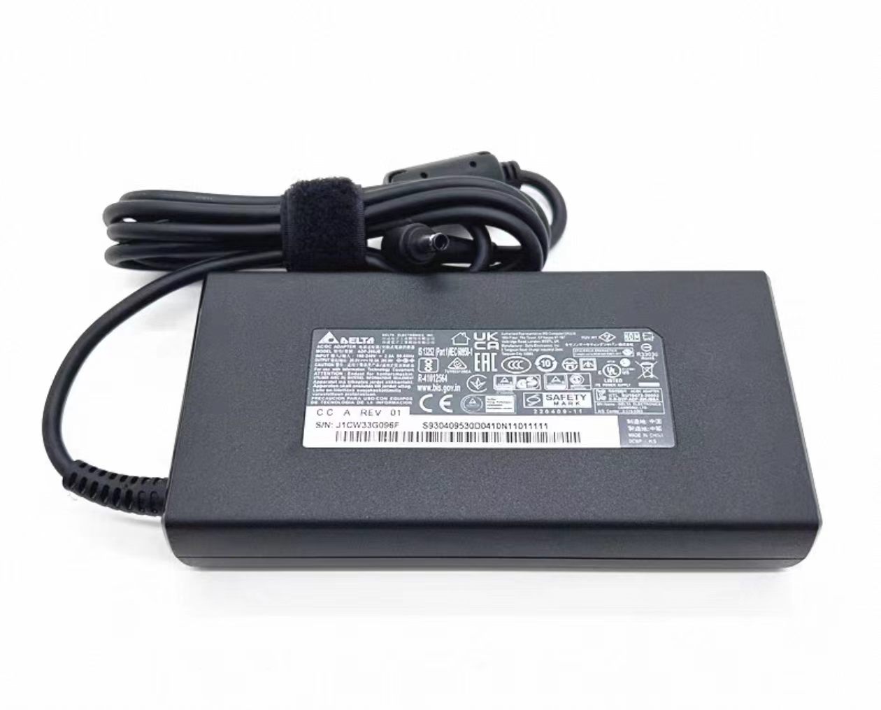 型番(指定不可) ADP-200JBF 入力 電圧100V-240V 50/60Hz 出力 20V-10A 200W コネクタ 4.5mm*3.0mm(センターピンあり) ※同一型番であっても、差込口の形状が異なる場合は互換性がありません。...