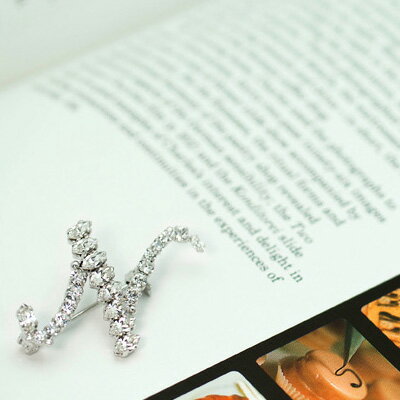 ギフト対応 ◆通常梱包 オリジナルボックスにお入れしてお届けいたします。　　　　 　　　 Information 素材 本体：真鍮、クリスタルガラス チェーン：真鍮 カラー クリスタル/シルバー メッキ ロジウム サイズ 約2.8x3.5c...