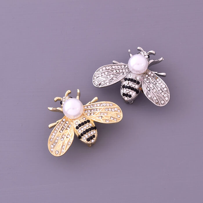 商品詳細材質真鍮、ガラス、プラスチックサイズ約4x3cm重さ約9gご注意ご視聴のモニターにより、実際の色と異なって見える場合がございます。また写真は原寸大ではございません。細部パーツの仕様は予告なく変更となる場合がございます。多少画像との違...