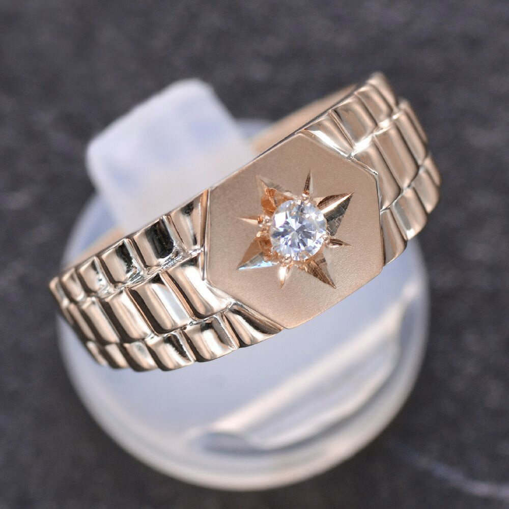 商品番号 FBD00126 使用貴金属 K18PG（18金ピンクゴールド） 刻印有り 使用石 ダイヤモンド計0.10カラット 総重量 約7g（18号にて計量） サイズ 幅（リング上部）約8.8mm 幅（リング下部）約2.6mm 厚み（リング...