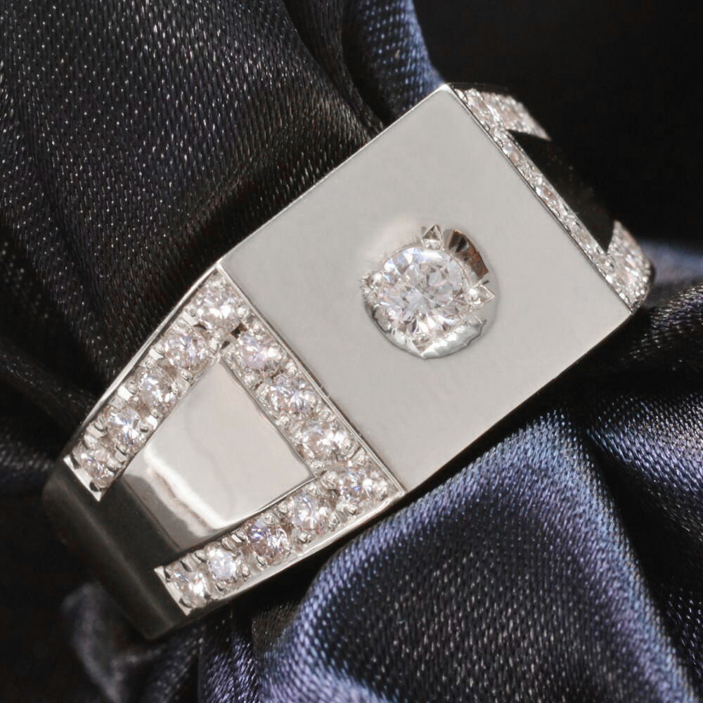 商品番号 FTC00008 使用貴金属 K18WG（18金ホワイトゴールド） 刻印有り 使用石 ダイヤモンド計0.60カラット 刻印有り 総重量 約15g（20号にて計量） サイズ 幅（リング上部）約10.0mm 幅（リング下部）約4.9m...