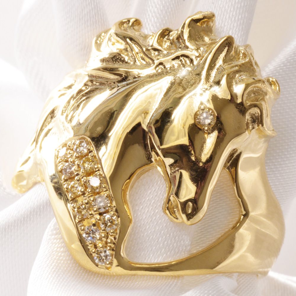 商品番号 CTC02321 使用貴金属 K18（18金イエローゴールド）刻印有り 使用石 ダイヤモンド計0.13カラット 刻印有り 総重量 約7g（18号にて計量） サイズ 幅（リング上部）約22mm 幅（リング下部）約3.8mm 厚み（リ...