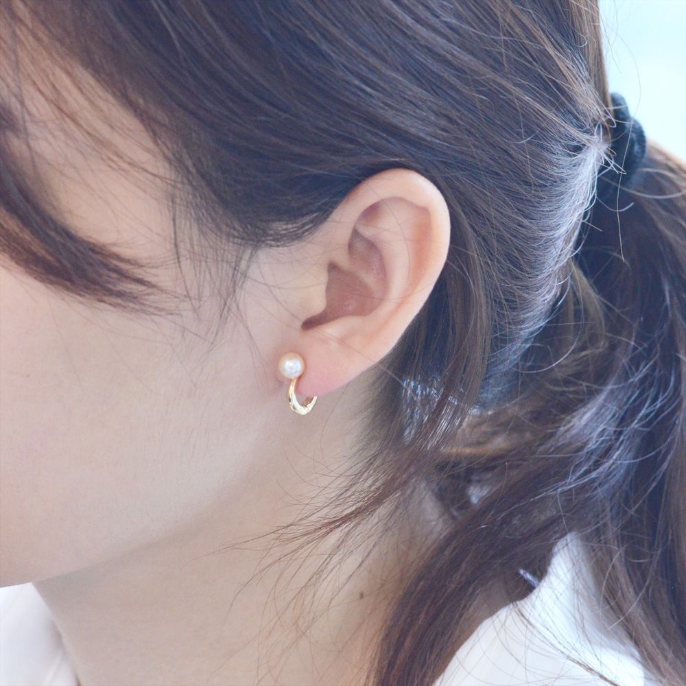 商品番号 FFD00046 使用貴金属 K18（18金イエローゴールド） 使用石 パール（ホワイト系約7mmとクリーム系約6mm） 総重量 約1.7g サイズ 縦:約15.1mm 横:約2.1mm 厚み:約2.0mm 付属品 品質保証書 ケ...