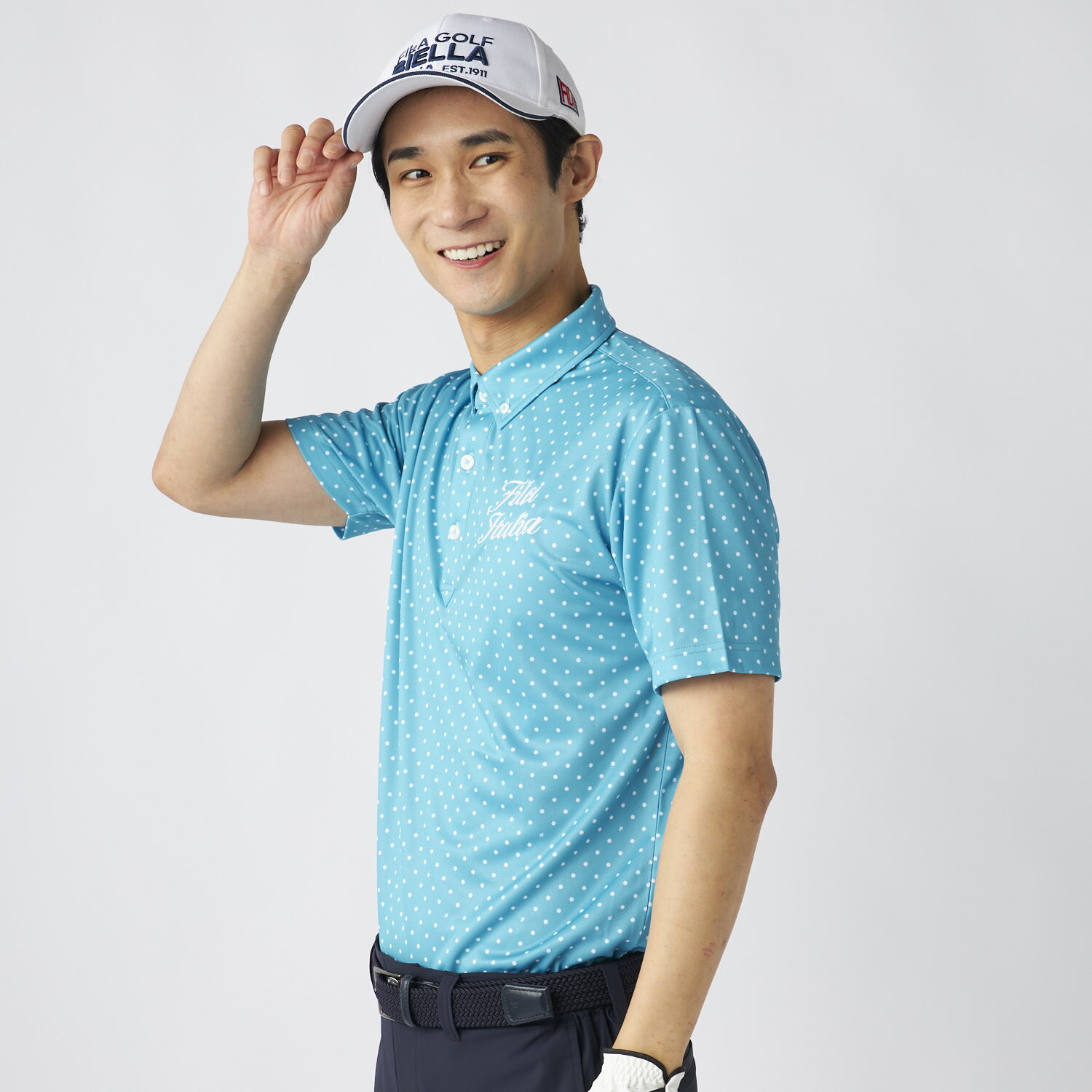 商品説明 FILA　GOLF メンズ 半袖シャツ クラシカルで上品な印象を与えるドット柄が全面にあしらわれた、スタイリッシュなボタンダウンポロシャツ。シンプルながら存在感のあるデザインで、ゴルフ場でも一目置かれるスタイルに。 さらりとした肌...