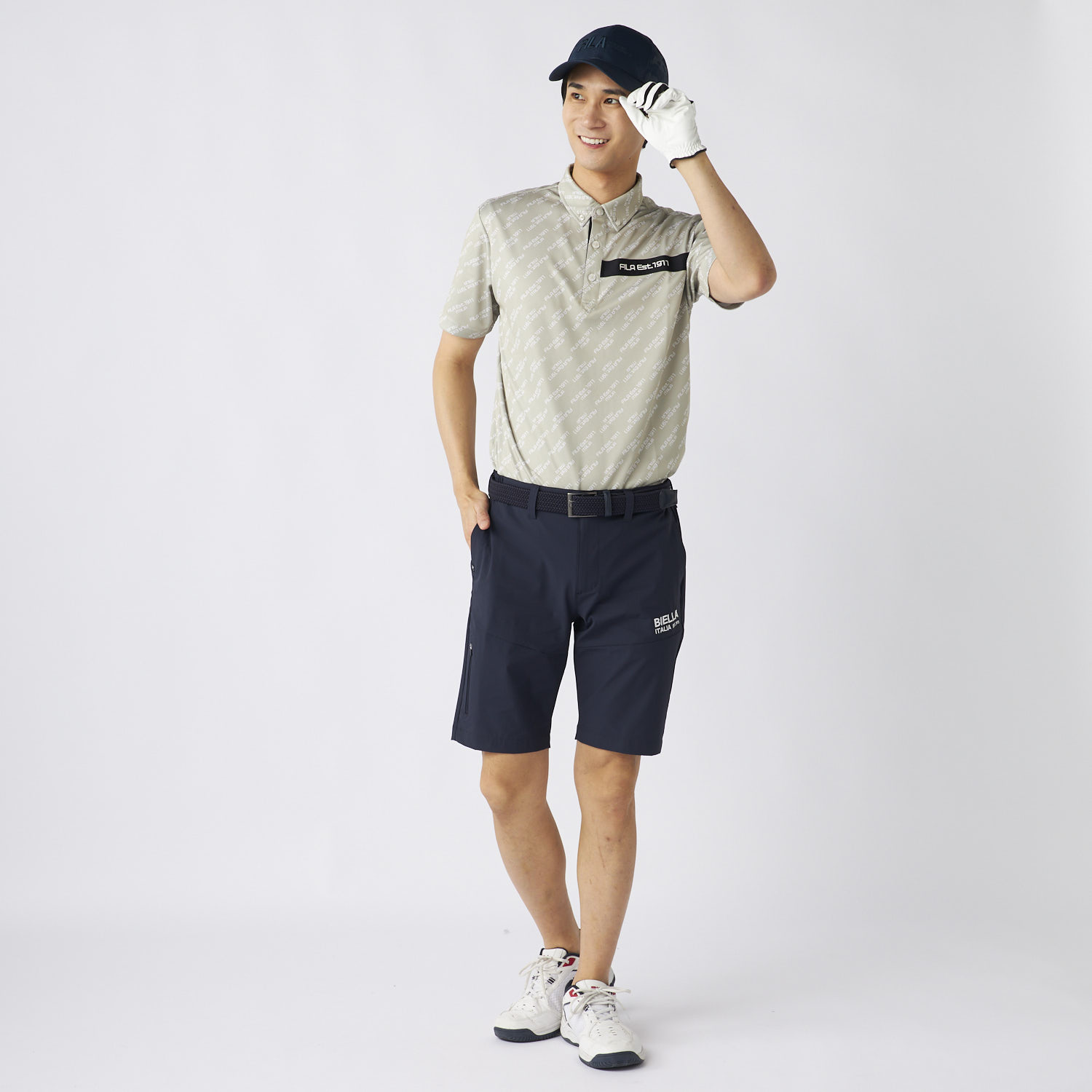 商品説明 FILA　GOLF メンズ 半袖シャツ クラシカルで上品な印象を与えるロゴ柄が全面にあしらわれた、スタイリッシュなボタンダウンポロシャツ。存在感のあるデザインで、ゴルフ場でも一目置かれるスタイルに。 さらりとした肌触りの吸汗速乾素...