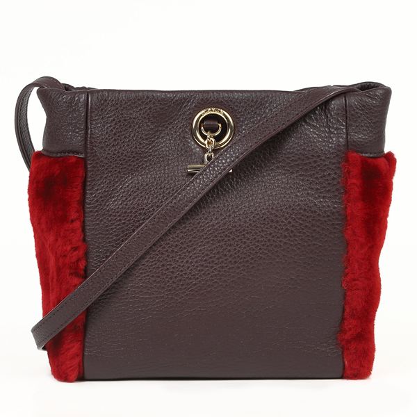 ポールスミス　ショルダーバッグ サイズ 実測サイズ W24cm×H21cm×D9cm ショルダーストラップ　約104cm〜約120cm ※実測サイズの多少の誤差はご容赦ください。 素材 羊革　牛革 カラー ブラウン 仕様 ファスナー式ポケッ...