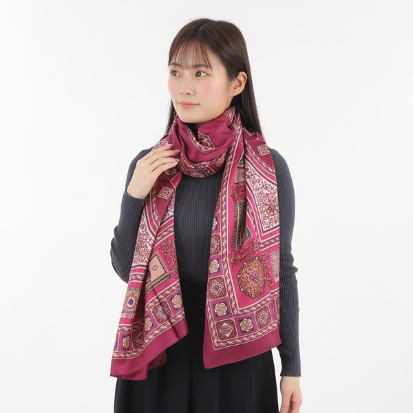 伝統横濱スカーフ　スカーフ サイズ 実測サイズ　約176cm×88cm ※実測サイズの多少の誤差はご容赦ください。 素材 絹(シルク) 100％ カラー ボルドー系 仕様 ダブルサイズ 商品状態 新品・正規品（本物）・タグ付 注意事項 ※画...