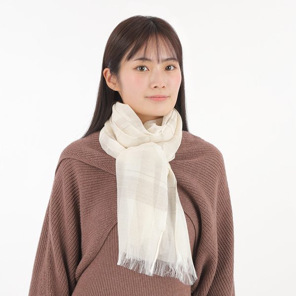 ナチュラルベーシック　ストール サイズ 実測サイズ　約48cm×165cm ※実測サイズの多少の誤差はご容赦ください。 素材 タテ糸　シルク100%　ヨコ糸　シルク95%　毛5％ カラー キナリ 仕様 商品状態 新品・正規品（本物）・タグ付...