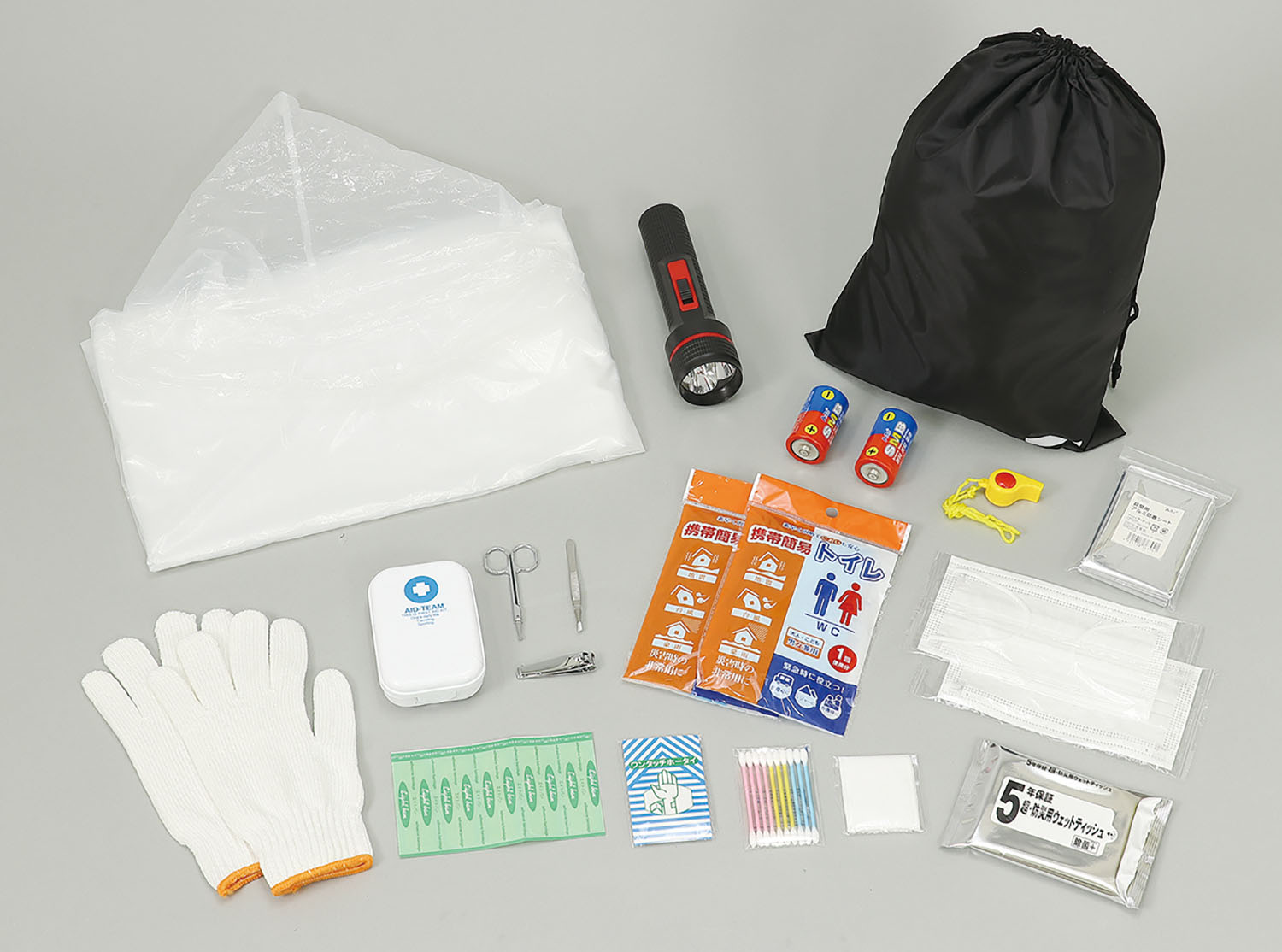 もしもの時に備えて安心。防災士が厳選した緊急避難セット。A4サイズのBOX入なので書棚や引き出しに簡単収納。 ※セット部材に一部変更が生じる場合がございます。300x250x55mmアシストバッグ 黒×1、LED懐中電灯×1、単1乾電池（2...