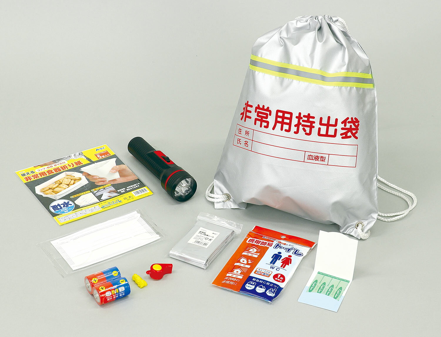 防災士が監修した防災セット！一時的な避難に十分なセットです。難燃性のナップサックタイプなので、万一の火事の際にも荷物を守ります。※セット部材に一部変更が生じる場合がございます。リュックサイズ：335×450mm非常用持出袋×1、非常用アルミ...