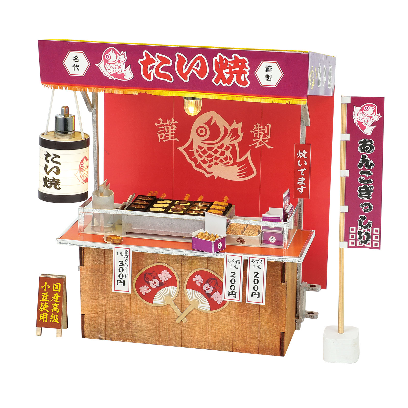 昔懐かしい屋台のジオラマが簡単につくれる！1/12スケールのたい焼きの屋台のミニチュアがつくれるキットです。のぼりや提灯などは印刷済なので、クオリティの高いジオラマが完成します。パーツはレーザーカット済なので、簡単に組立できます。提灯が光る...