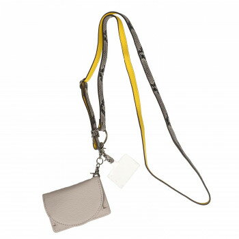 シーンを選ばない上品でシンプルなデザイン性。カード収納が2つついているので、ポイントカード・クレジットカードなどを入れておけます。ICカードを入れると通学・通勤中にすぐにタッチできるから便利。フリーポケット付きで、レシートやメモを入れておけ...