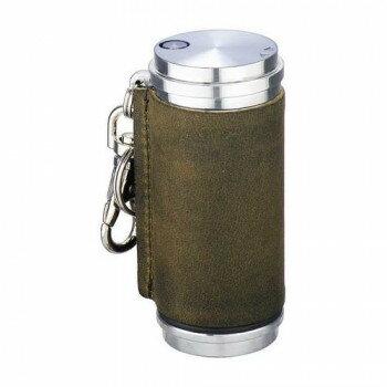 本革の携帯灰皿です。※本牛革を使用しておりますので、商品によって小傷がある場合ございます。予めご了承ください。サイズ直径33×高さ73mm個装サイズ：8×4×4cm重量個装重量：65g素材・材質アルミ鉄革巻き部分:本牛革生産国中国fk094...