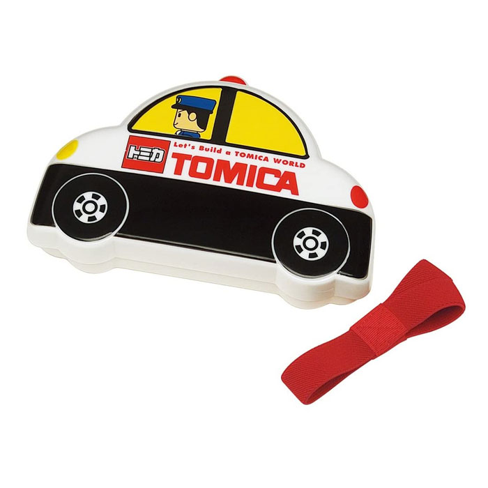 トミカのかっこいい車の形をしたお弁当箱です。 かぶせ弁当にランチベルト付なので安心して持ち運びできます。 フタをはずして電子レンジOKです。中子付なのでおかずを詰めるのに便利です。 サイズ:約163×105×46mm 容量:310ml 原産...
