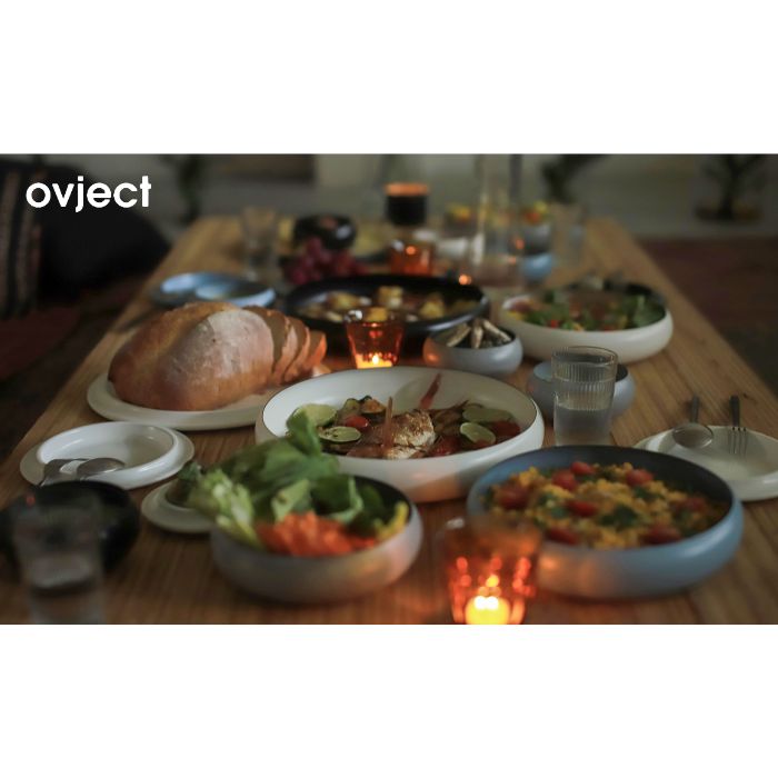 ほうろうの柔らかな質感と金属の強さを活かした洗練された薄いフチのovjectほうろうボウル。 ほうろう製品は量産性を考慮し、通常吊り下げて焼きあげる事が多くフチをカール巻きにする事が多いが、ovjectのほうろうボウルは、職人がひとつひとつ...