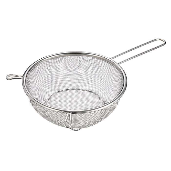 野菜、果物などの水切りや麺類の湯切りに便利なハンドル付。 【仕様】 サイズ:32.9×18.6×7.3cm 材質:ステンレス鋼 生産国:中国 ■メーカー希望小売価格はメーカーカタログに基づいて掲載しています
