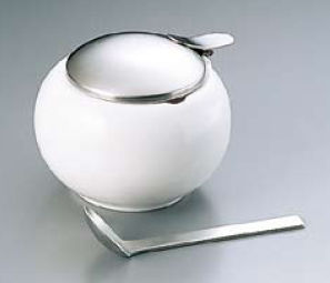 【仕様】サイズ：直径100mm×H80mm　容量：280c.c.スプーン全長：115mm※電子レンジと直火でのご使用はお避けください。Made in Japanの品質とスタイリッシュで機能的なデザインをステンレススチールと陶器とのコンビネー...