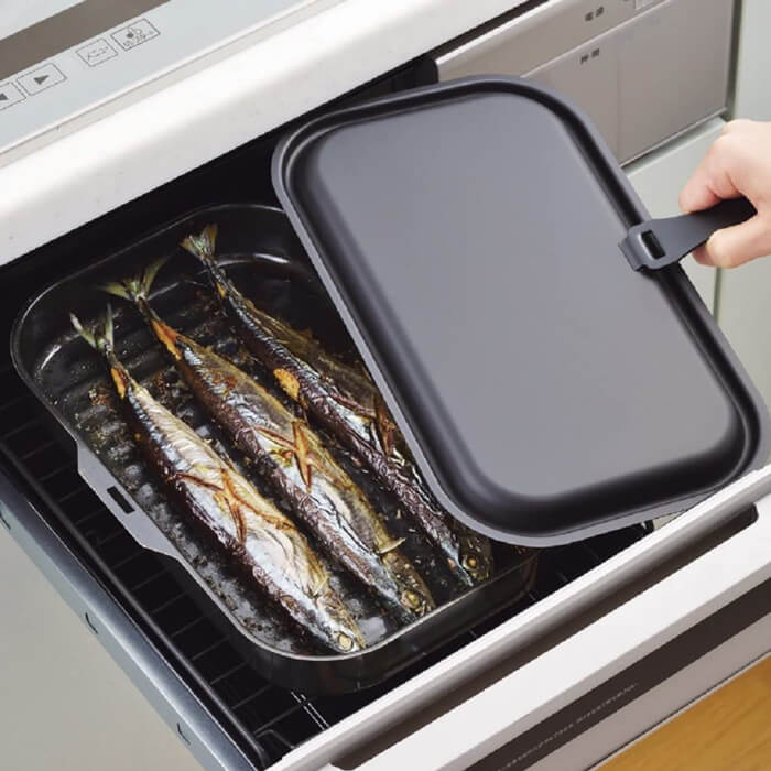 魚焼グリルからそのまま食卓へ 遠赤外線で中からふっくら 対流熱でムラなく焼き上げる グリルだから高温でムラなく火が通り、素材の旨味を凝縮 高火力で石釜風 専用ハンドル付 かんたんレシピ付 【仕様】 サイズ:(約)幅31×奥行21×高さ4.8...