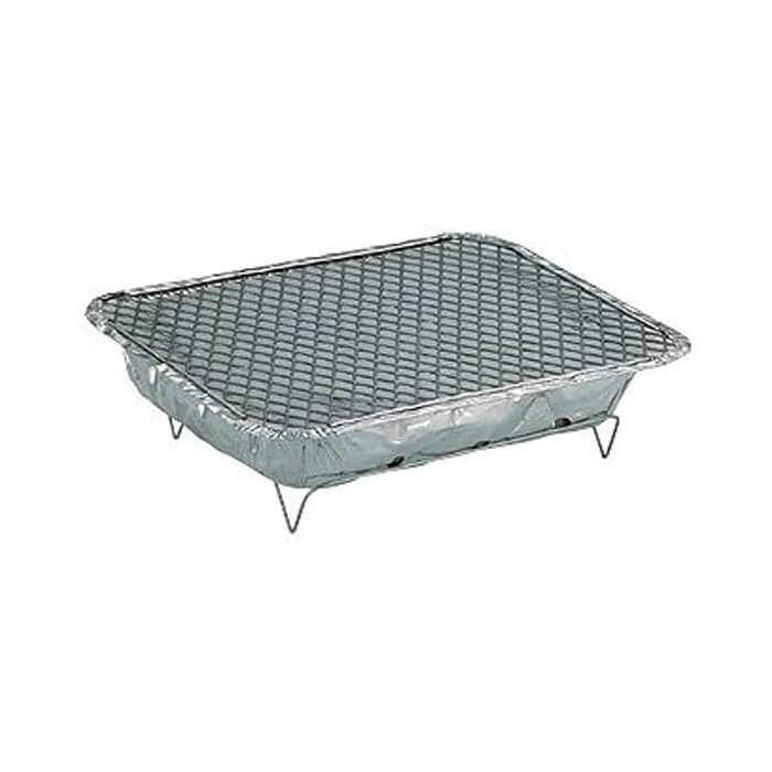 後片付けが楽々！インスタントグリル！ 【仕様】 サイズ:(約)幅270×奥行220×高さ55mm 重量：約670g 材質:本体/アルミニウム、バーベキュー網・スタンド/鉄（亜鉛めっき）、燃料/石炭・木炭、着火紙/パルプ（パラフィン含有） 燃...