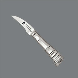 【仕様】サイズ：7cm全長：180mm質量：90g背厚：2.0mmTAMAHAGANE 竹シリーズ　■本研刃造り プロの技術者により、本刃付けする前に研ぎなおしを容易にするため、水砥の荒砥・中砥を使用し、刃基を研ぎだしてあります。 ■本刃付...