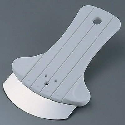 【仕様】 メーカー品番：No.2160 間口×全長：93×149mm 重量：50g 材質:刃部/ステンレス鋼 取っ手/PP樹脂 ●グリップを曲げることで刃先が曲がり、滑らかな使い心地。 1本で、平面~曲面まで使える、新しい作業性です。 ●ス...