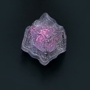 【仕様】 色：パープル 幅×奥行×高さ：36×36×35mm 光る氷! 不思議なライトキューブ! 7色の光でパーティーをゴージャスに演出します。 保冷材入り(完全密封)なので冷凍庫で凍らせて シャンパンクーラーやコップなどに直接入れて ご使...