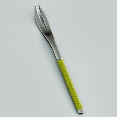 【仕様】 形状名：おさかなフォーク 全長：190mm ●食材別に使いやすく食べやすいデザインになっています。 ●用途がすぐ分かるように、ハンドルに食材の名前を打刻してあります。