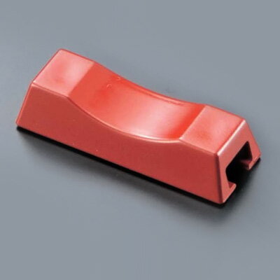 【仕様】 色：朱赤 メーカー品番：M10-982 幅×奥行×高さ：54×19×14mm ●箸止めとしても使用できる箸置きです。 ●箸を差し込む方向により箸を止める位置が変わります。 ※箸の形状や太さにより止まる位置が異なります。 ※入数単位