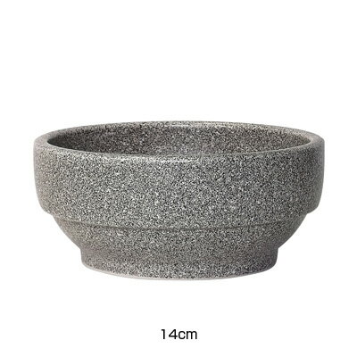 【仕様】 メーカー品番：327-0135 サイズ：14cm 外径×高さ：140×65mm 質量：0.55kg 今までにない陶器でできたビビンバ鍋です。 ●石より約3割軽量なうえ、スタッキングも可能。 ●コンロでの直火もOK ●【QPB-03...