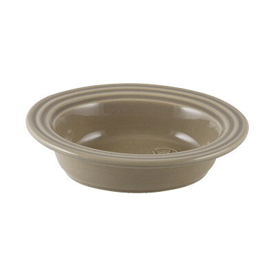 【仕様】 サイズ：27cm カラー：ベージュ 間口×奥行×高さ：270×220×70mm 容量：1.2L ●少し傾いたデザインで、ワンランク上の料理が仕上がります。取り分けしやすくビュッフェに最適です。●フチは幅広で持ち手部分には突起が付い...