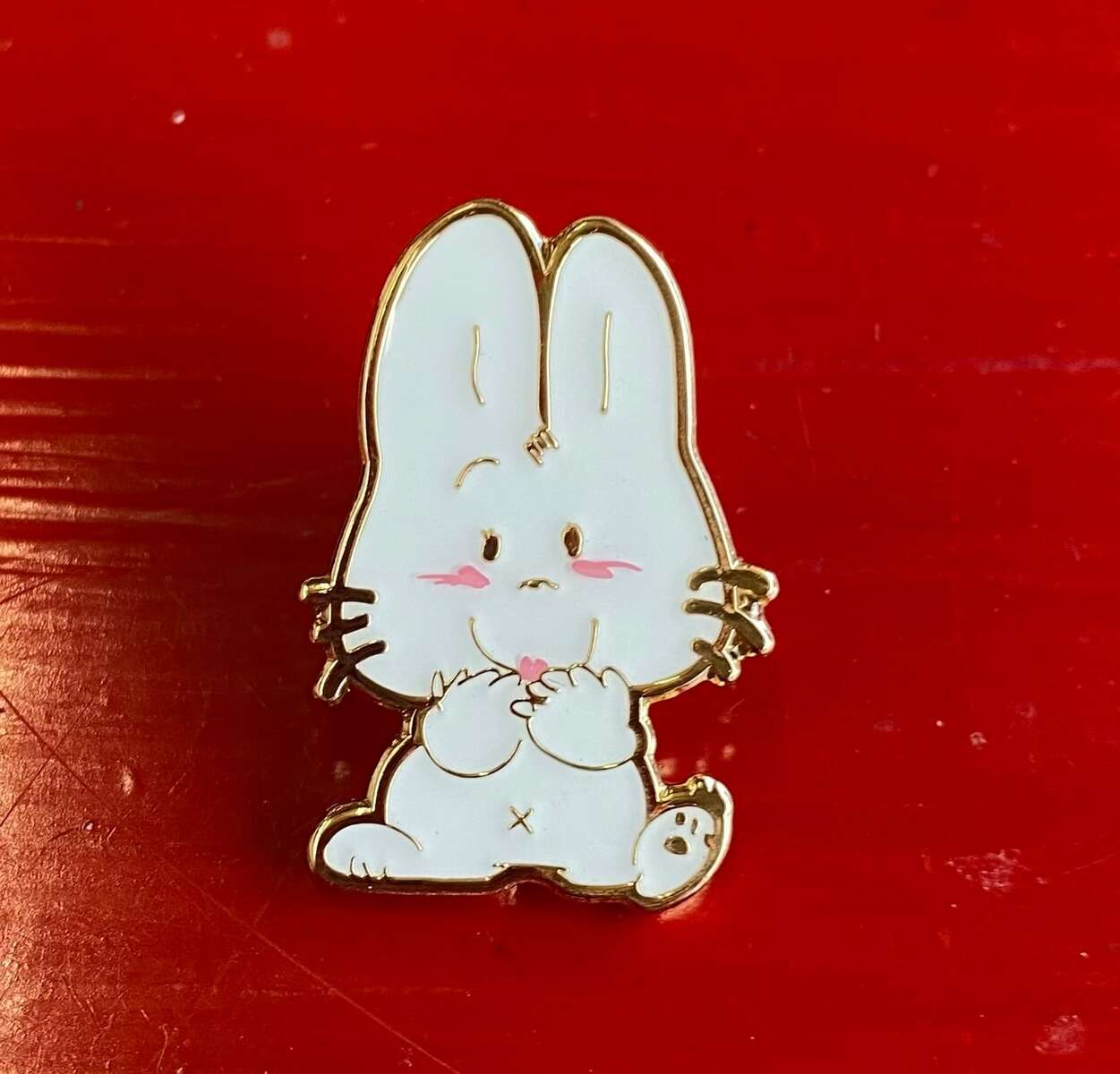 水森亜土「干支ピンバッジ 卯・UkiUki」令和5年の干支ウサギちゃんのピンバッジがHappy Easter!の日に登場！ 亜土ちゃんの「UkiUki」ウサギちゃんが干支ピンバッジシリーズのトップバッターとして新発売！今年から十二支全部集め...