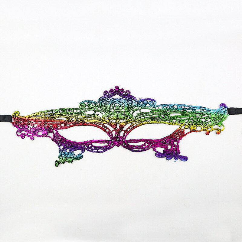 記憶形状レースであしらわれたデザイン性の高いアイマスクです。 薄手の布レース素材よりも、しっかりとした作りで高級感があり丈夫です。 鼻筋部分に多少立体感があり、鼻筋が通って見えますので美顔効果にも◎ クリスマス/忘年会/パーティーなど、さま...