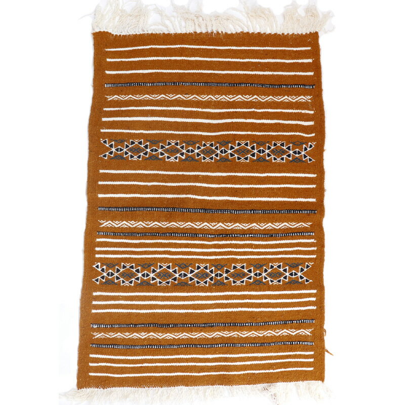 サイズ: 約 101x66 cm素材: 羊毛(縦糸に綿使用)仕入国: チュニジア【注意事項】色・形などPCによって違って見える場合がございます。手作り品につき、多少のゆがみやほつれがある場合がございます。オールドタイプキリムは、多少のシミ汚...