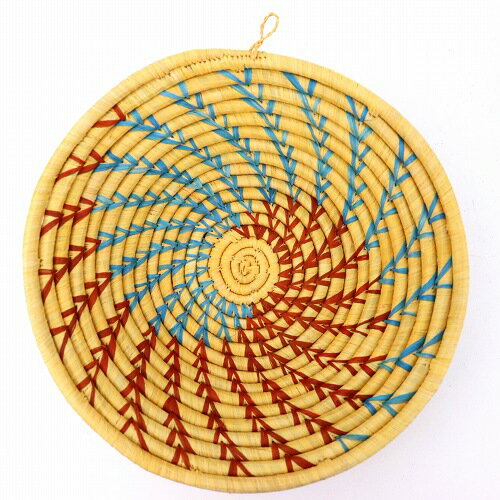 サイズ: 約 径25 高さ6 cm素材: ラフィア椰子 水草仕入国: ウガンダ【注意事項】100%天然素材を使用しています。保管する際は、変色しやすくなりますので直射日光や強い照明が近くに当たる場所などはお避け下さい。また、湿気はカビの原因...