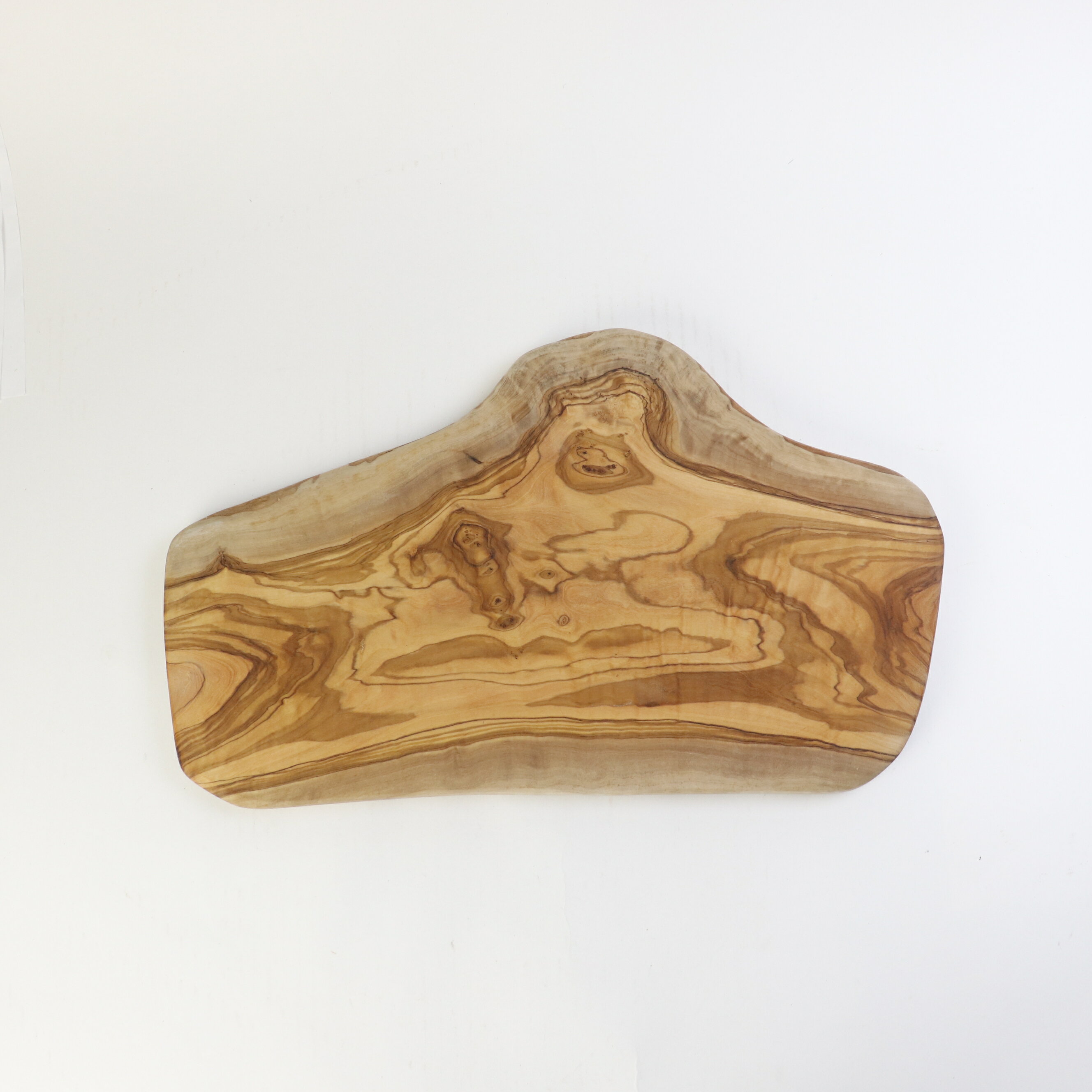 約H2xW47xD29cmりんごの載っている画像はイメージ写真です。1、2枚目の写真が現物です。無垢の木の、未塗装の木の器の為木目の間から水分が染みだしたり、漏れる場合があります。あらかじめご了承ください。自然なテイストが人気のオリーブの木...