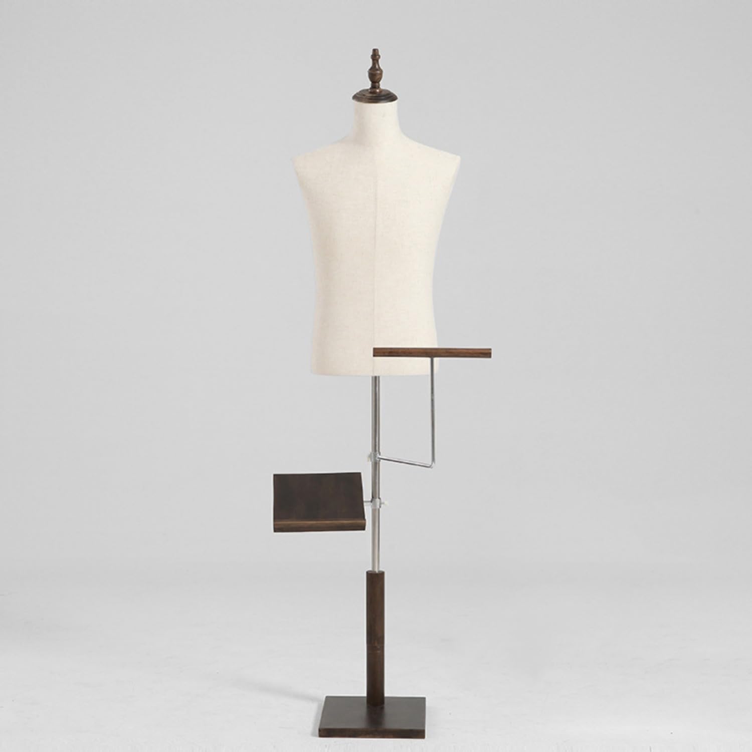 · 【多機能】金属ハンガー付き男性マネキンディスプレイスタンド。衣料品店の場合、スーツを展示しながら、一致する靴を展示できます。 裁縫店さんなら、裁縫中に使いやすい棚として使えます。· 【無垢材メカニカルアーム】バネ仕掛けの挿入アームと柔軟...