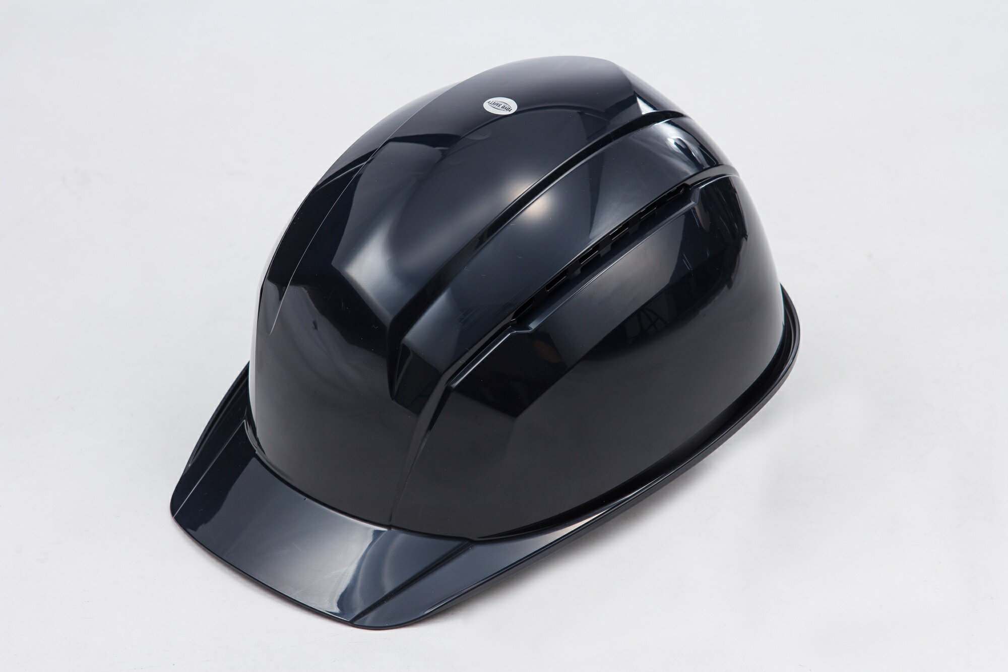 TOYO史上初の最軽量332gでこれまでにない一体感を実現します 優れた衝撃吸収性能を維持しながら、ヘルメットと頭の隙間を埋めることで、コンパクトなデザインが可能になりました。 通気孔なしタイプでは、電気用のヘルメットとしてもご使用頂けます...