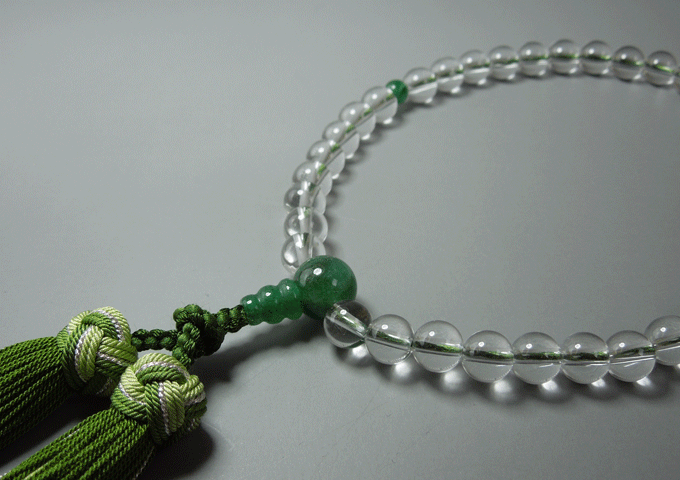 &nbsp; 商品のご説明 商品説明 ★水晶 本水晶（7ミリ）を使用し、女性に人気の翡翠をアクセントに使用した上品な数珠です。 房は花かがり房と呼ばれる房で、通常の房よりも女性らしく大変人気のある商品となっております。 サイズ 7ミリサイズ...