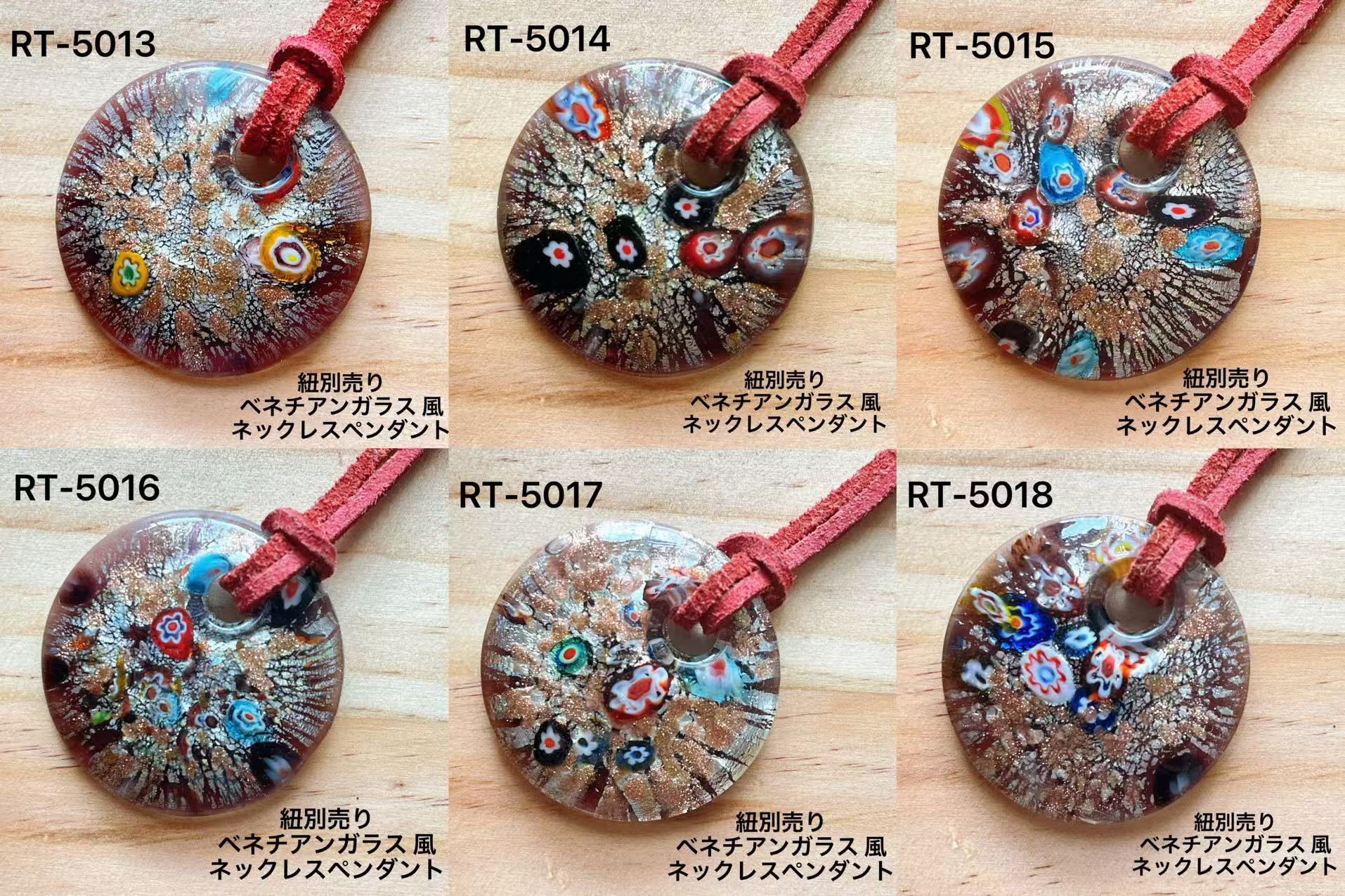 商品情報ベネチアンガラス風 ネックレスペンダント 50x10mm。銀箔を散りばめた深みのあるパープルカラーの円形ガラスペンダントトップで、ミルフィオリの装飾がアクセントになっています。- 素材: ベネチアンガラス風- サイズ: 約50x10...