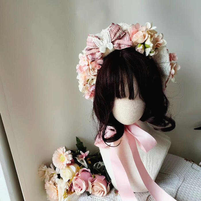 ガーリー感たっぷりのlolita麦わら帽子★　 リボンやお花がたくさんデコレーションされとっても華やかに！　 丸いブリムをかこむレースで、エレガントだけど可愛く着こなせます♪ 内側のヘアブラシと襟元リボンでおり落ちにくく使いやすいです。　 ...