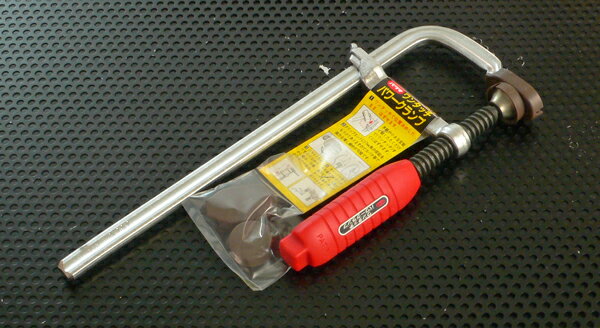 仮止めや接着、木工締付作業の能率アップにアームが上下にスライドし簡単に口開き調整できます。 呼寸法 600mm 最大口開 (A) 600mm アゴの深さ (B) 80mm バー太さ (C)×(D) 15.5mm×7.5mm 付属 アーム落下...