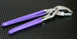 特徴 従来のウォーターポンププライヤーよりも、ワイドな口開き！ 頭部には、新型形状の歯形を採用し、キズが付きにくい。 ショートで軽量（従来比約30％減）なボディには、物をつかんだ時に手を挟まないようにストッパーを付け、安全性にも考慮しました...