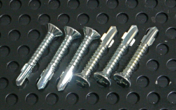 特徴 鉄板に下穴なしでビス止めが出来るセルフドリリングスクリューです。 穴あけ＋タップたて＋締め付けを一工程で行えます。 スチール製は三価ユニクロームメッキ処理されており、環境への安全性を高めています。 FLAT-Rはボード(木材等)を鉄板...